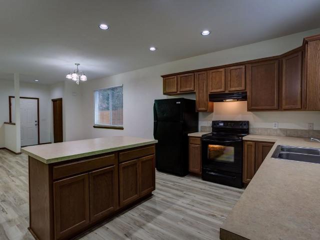 Beautiful 3 Bedroom 2 1/2 Bath, Washer and Dryer In 3 Bedroom Apartment for Rent at 4628 Ne Lombard St, Portland, OR 97218 Cully