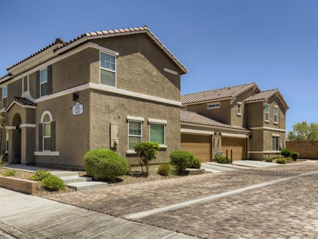 BEAUTIFUL 3 BEDROOM, 2.5 BATH IN HENDERSON!