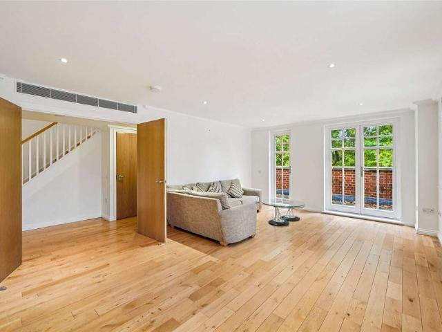 Beautiful 3 bedroom, 2 bathroom split level apartment, enviably located on Vincent Square in a pristine modern development with 24/7 concierge and parking