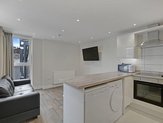 Beautiful 3 Bedroom, 3 Bathroom City Centre Apartment Near Hallam University