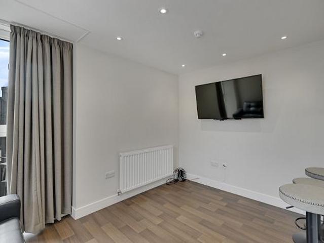 Beautiful 3 Bedroom, 3 Bathroom City Centre Apartment Near Hallam University