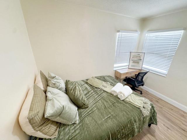 Beautiful 3 beds 1 bath between downtown St. Pete