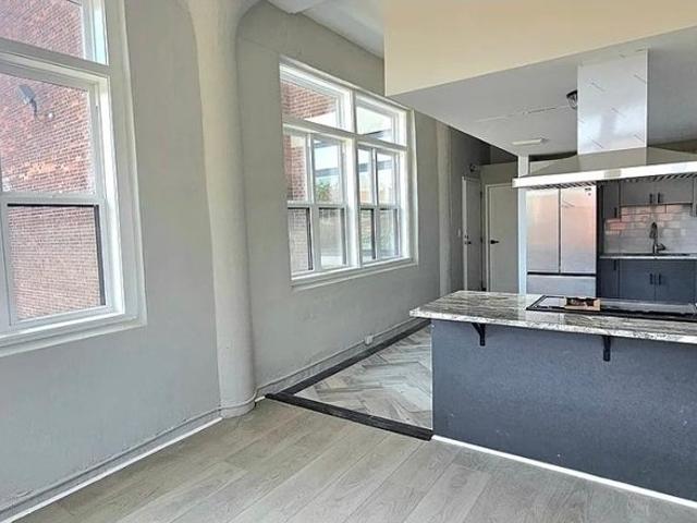 BEAUTIFUL 1 BDRM WITH CENTRAL AIRELEVATOR OFF ST P