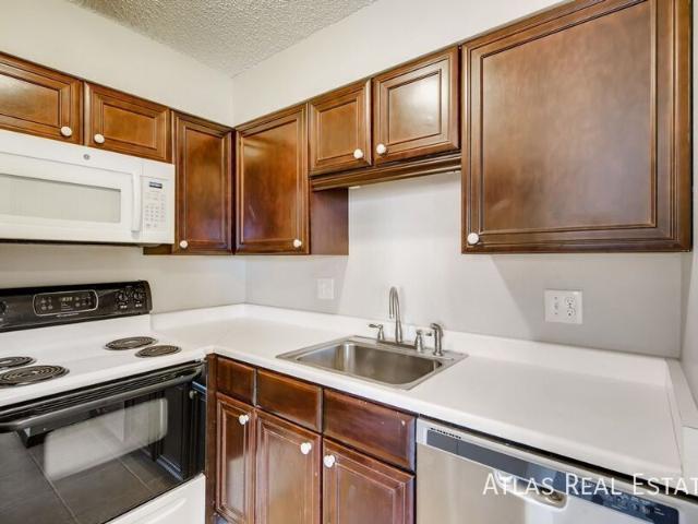 Beautiful 1 Bed / 1 Bath, 2 minutes to Downtown Littleton. With garage included !