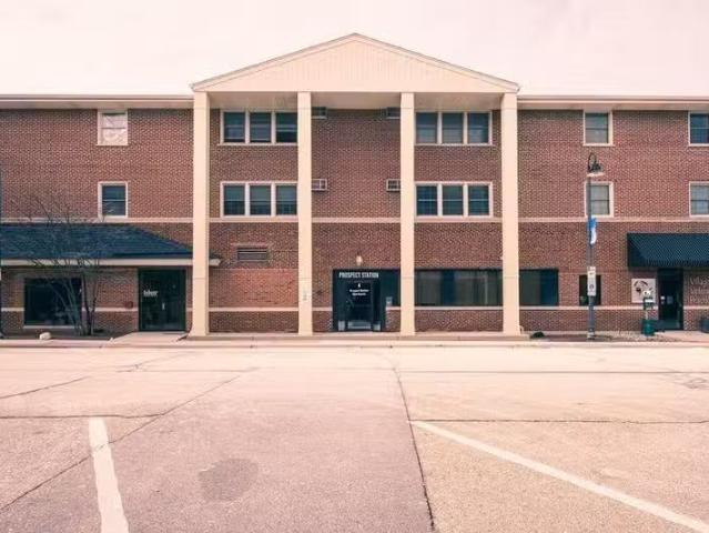 Beautiful 1 bedroom Loft apartment in Clarendon Hills Prospec.