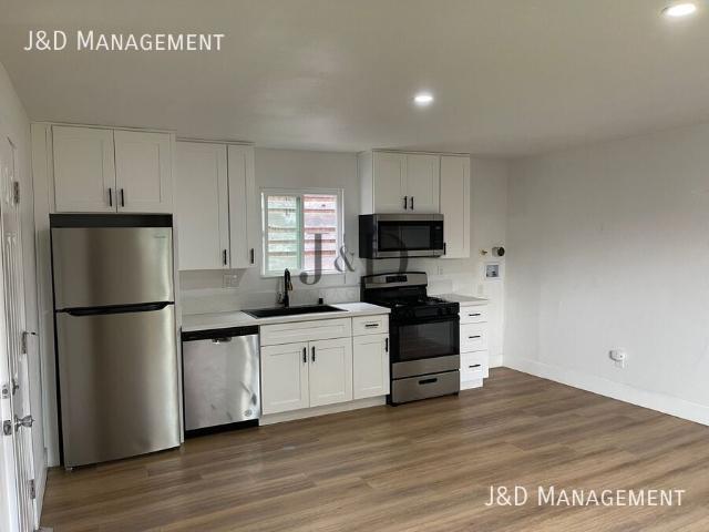 Beautiful 1 Bedroom Studio in College Area!