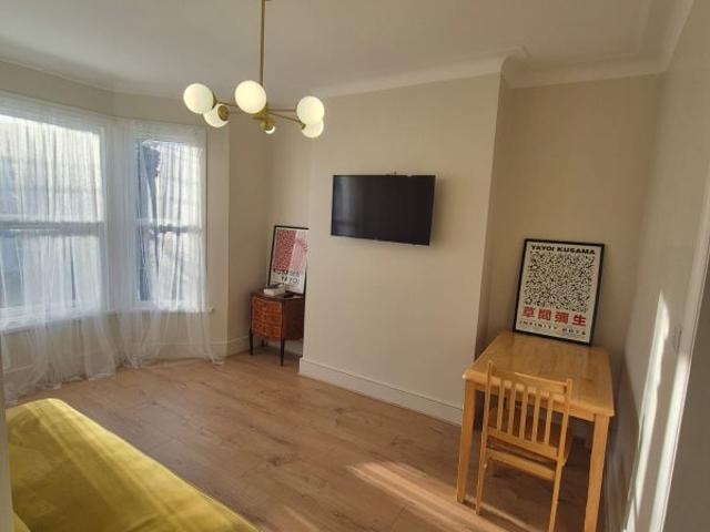 Beautiful 1 bedroom victorian flat 5 min Station