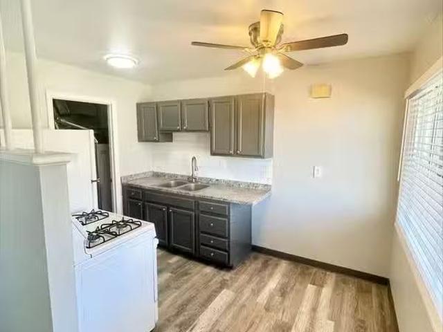Beautiful 1 Bedroom 1 Bath Located Right Outside Downtown! 32.