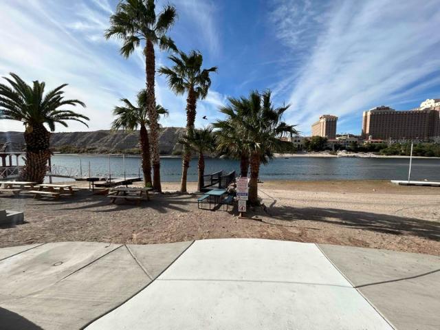 Beautiful 1 BR with a 30 second walk to the privat