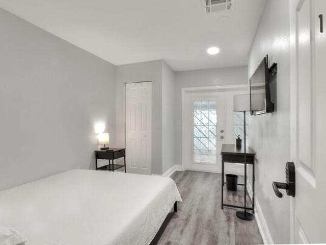 Beautiful 2025 Renovated Stylish Home in Prime Lakeland Location | Clean Comfortable Affordable | Fully Furnished Rooms | All Utilities Included| | Laundry Fast High Speed Wi Fi Move In Ready