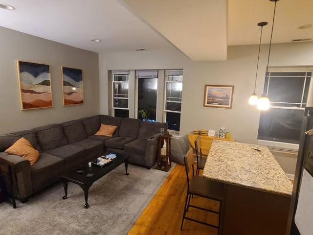 Beautiful 2 Bed 1.5 Bath in Lakeview