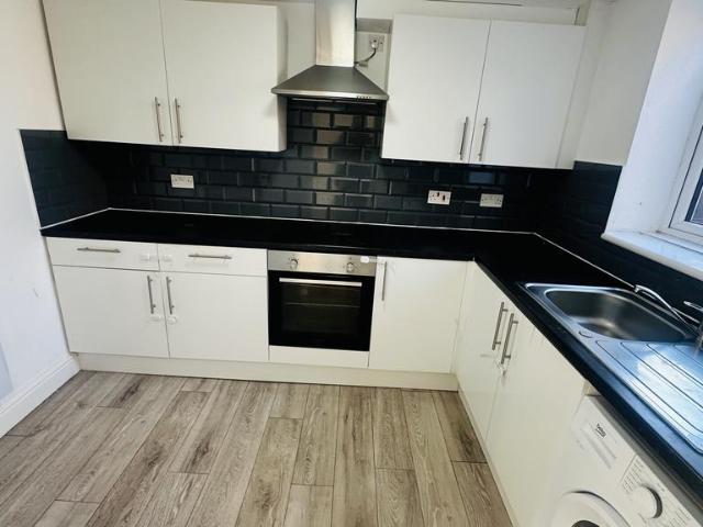 BEAUTIFUL 2 BED FLAT | AVAILABLE NOW. 2 bed flat to rent £1,750 pcm £404 pw