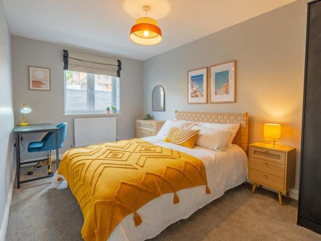 Beautiful 2 BED Flat inc parking