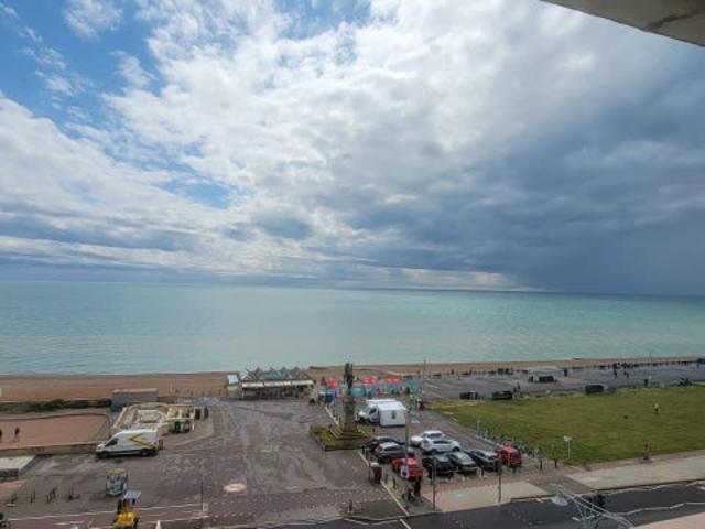 Beautiful 2 bed with Sea front