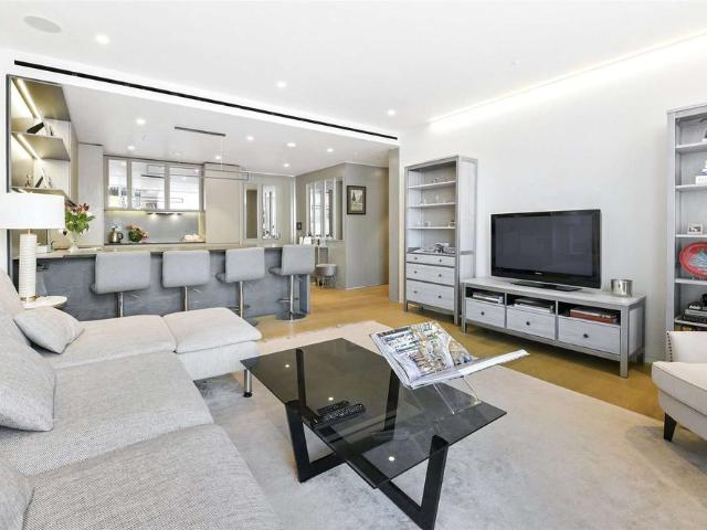 Beautiful 2 bedroom apartment in the highly desirable Nova Building with 24/7 concierge, gym, lounge, cinema, roof terrace and meeting room