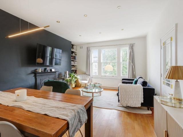 Beautiful 2 Bedroom Flat in Holland Park