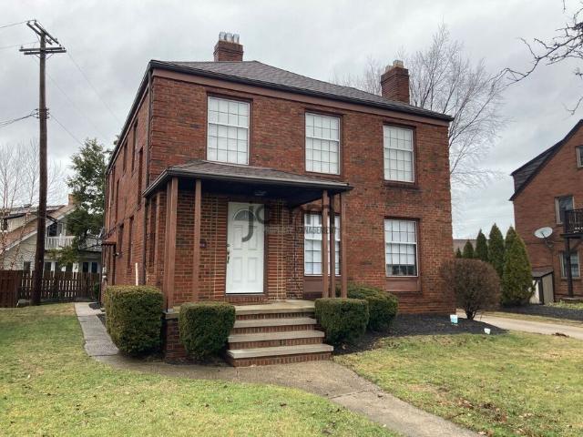 Beautiful 2 Bedroom Lower unit in Lakewood!