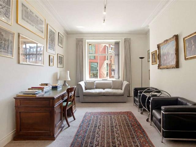 Beautiful 2 bedroom, 2 bathroom apartment in a well maintained building with concierge. Enviably located less than 200m from St. James's Park station