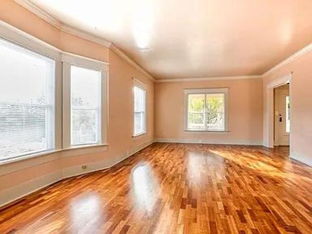 Beautiful 2 Bedroom, 2 Bathroom Home in Seattle