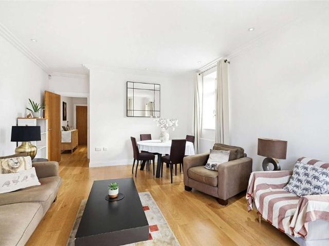 Beautiful 2 bedroom, 2 bathroom lateral apartment with a large west facing balcony/terrace in a prestigious development with 24/7 concierge, gym and meeting rooms. Parking available