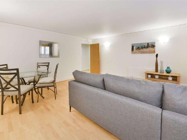 Beautiful 2 double bedroom apartment in a prime SW1 development with 24 hour concierge. At over 1,000 sq. ft. this 2nd floor apartment is well proportioned, spacious and bright