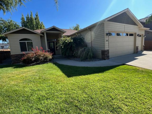 Beautiful 4 bed/2 bath home in excellent location, with a 3 car garage!