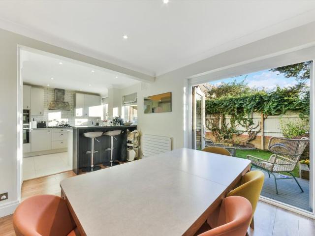 Beautiful 4 bedroom detached house with garden available to rent in Wapping