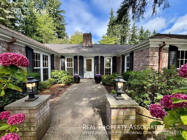 Beautiful 4 Bedroom Home in Mercer Island