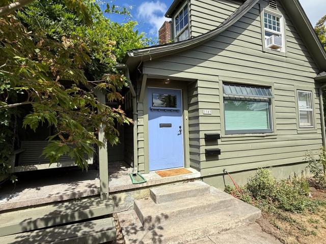 BEAUTIFUL 4 BEDROOM SE PORTLAND HOME – CLASSIC CHARM, NEW WINDOWS, FIREPLACE & PET FRIENDLY!