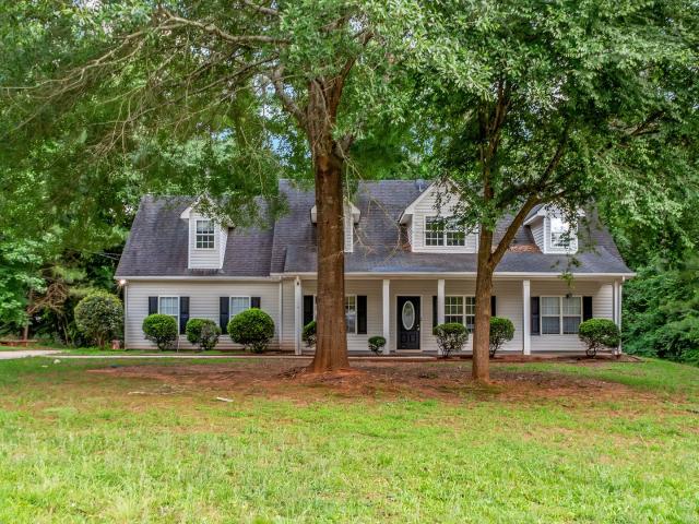 Beautiful 4 Bedrooms + Bonus Room on Nearly 1 Acre in Stockbridge! ✨