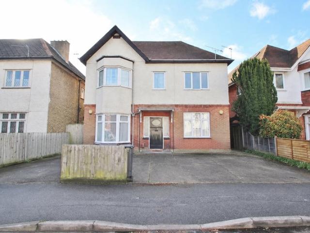 Beautiful 5 bed with parking in prime location