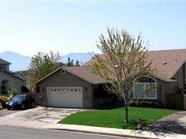 Beautiful 5 bedroom / 3 bath ~ E Medford ~ VIEWS!