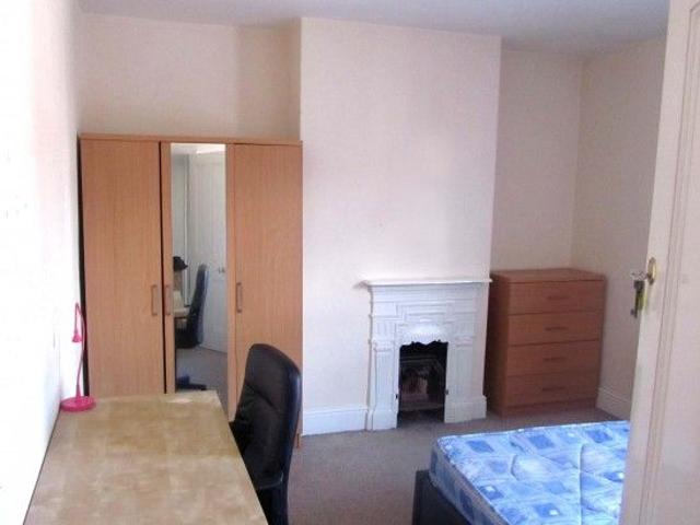 Beautiful 6 bedroom house with 4 spacious double bedrooms in West End!