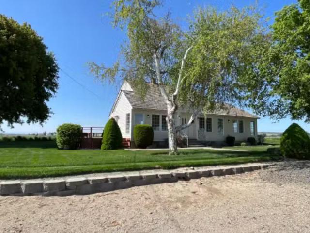 Beautiful Country setting but close to town 3822 Alameda Dr