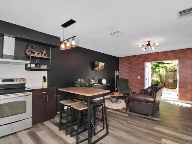Beautiful Cozy Industrial Theme Townhouse Fully Fu