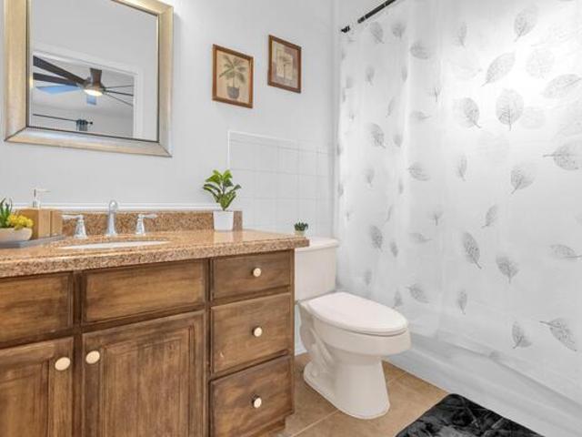 Beautiful cozy pool house! great quiet location in Davenport close to four corner, with parking and laundry room included! close to many restaurant, store and more