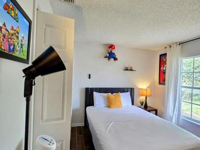 Beautiful cozy pool house! great quiet location in Davenport close to four corner, with parking and laundry room included! close to many restaurant, store and more