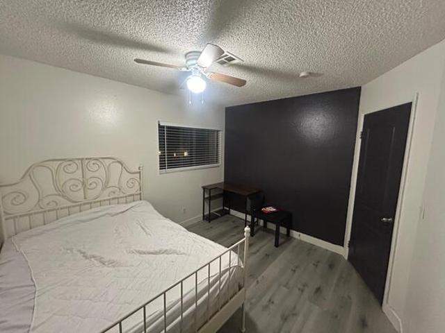 Beautiful & comfortable Las Vegas House with Television and nice yard!