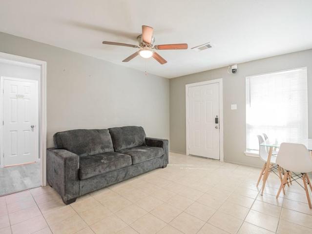 Beautiful, comfy home! close to public transport a