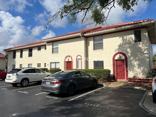 2 Bedroom 2 Bath Beautiful Corner Townhome W. Hardwood Floors