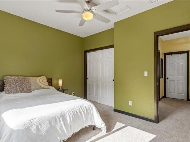 Beautiful, Centrally Located MolholmTwo Creeks Hom