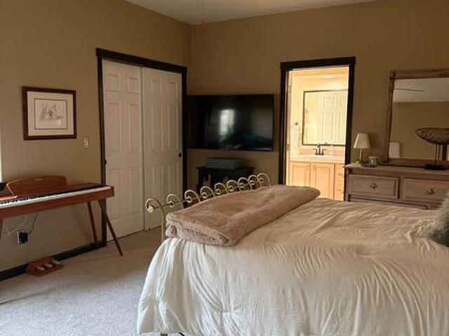 Beautiful, Centrally Located Molholm/Two Creeks Home, 3 Blocks from RTD