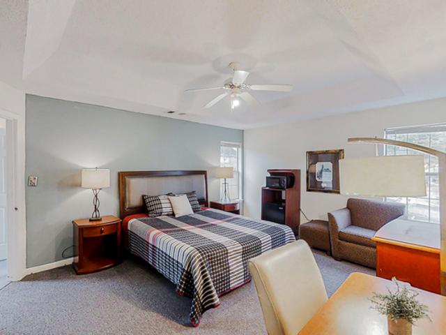 Beautiful cul de sac home nested in a quite neighborhood very close to the bus stop and all the major spots. Very close to all the interstates I285, I20 and I625
