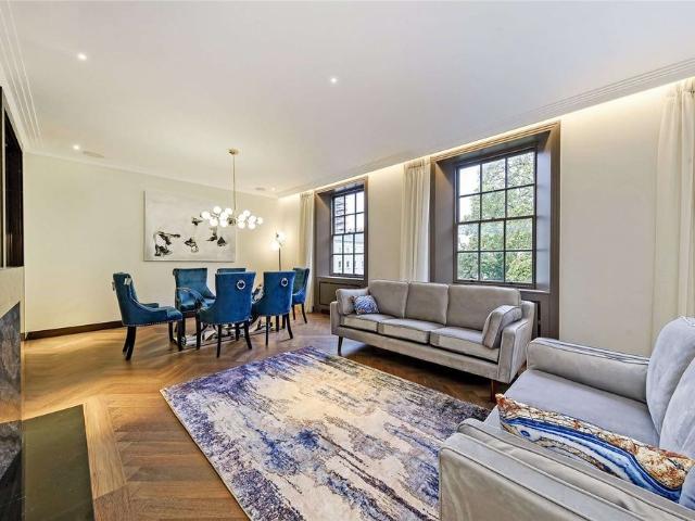 Beautiful and newly refurbished two bed overlooking Lowndes Square Gardens. This apartment benefits from a lift