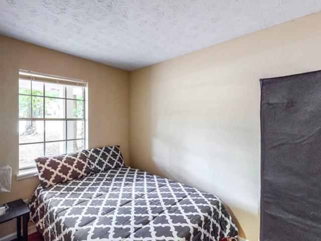 Beautiful and clean Riverdale Home, a 3 min drive to transit stop Sr 138 & Winderemere Dr