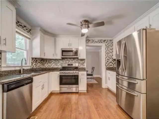 Beautiful and Spacious Home Close To Public Tran
