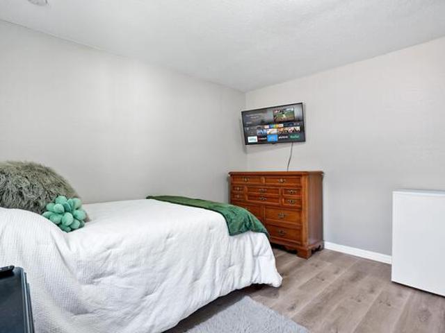 Beautiful and Spacious Ranch Style Home, with big outdoor spaces. Big Rooms with Mini Fridges, SmartTVs, Near Jax Airport and River City Marketplace with Access to I 95
