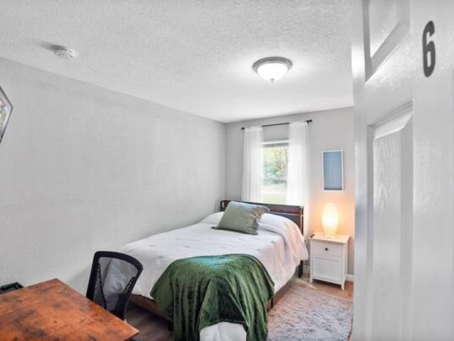 Beautiful and Spacious Ranch Style Home, with big outdoor spaces. Big Rooms with Mini Fridges, SmartTVs, Near Jax Airport and River City Marketplace with Access to I 95