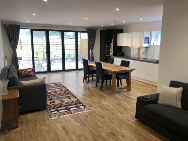 Beautiful and Spatious 1 Bed Garden Flat 33AS1