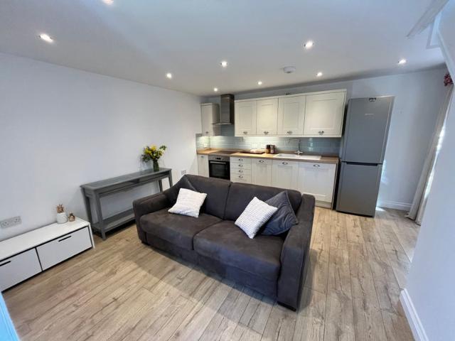 Beautiful Annexe in Period Home Grounds – Private
